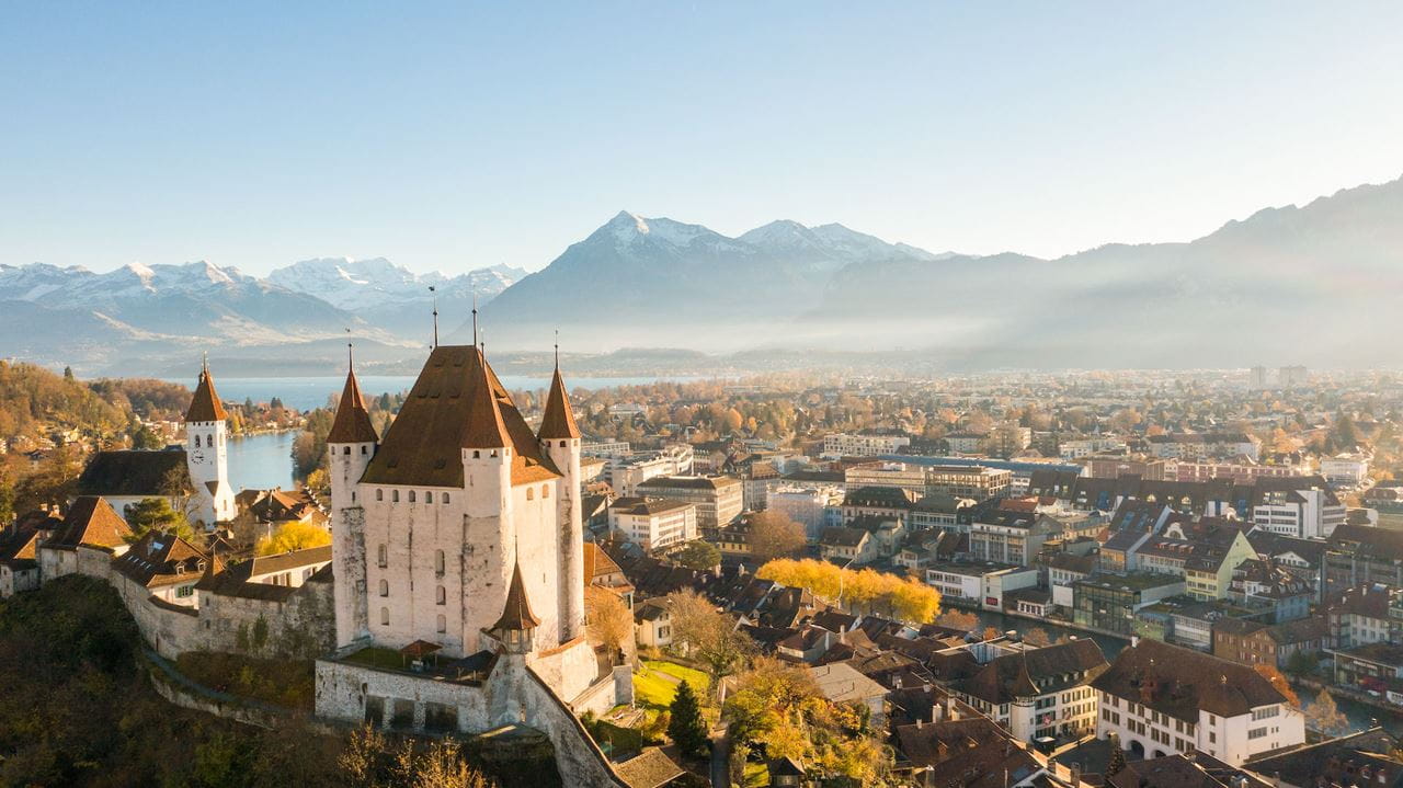 The castles of Lake Thun - Excursions by train