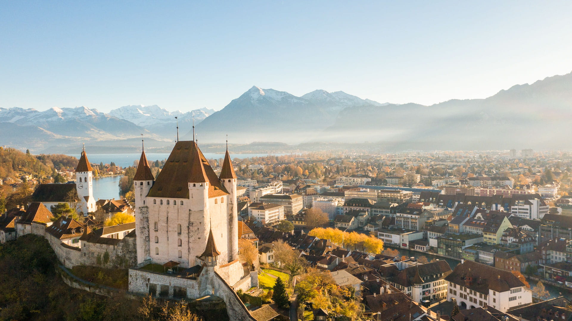 The castles of Lake Thun - Excursions by train
