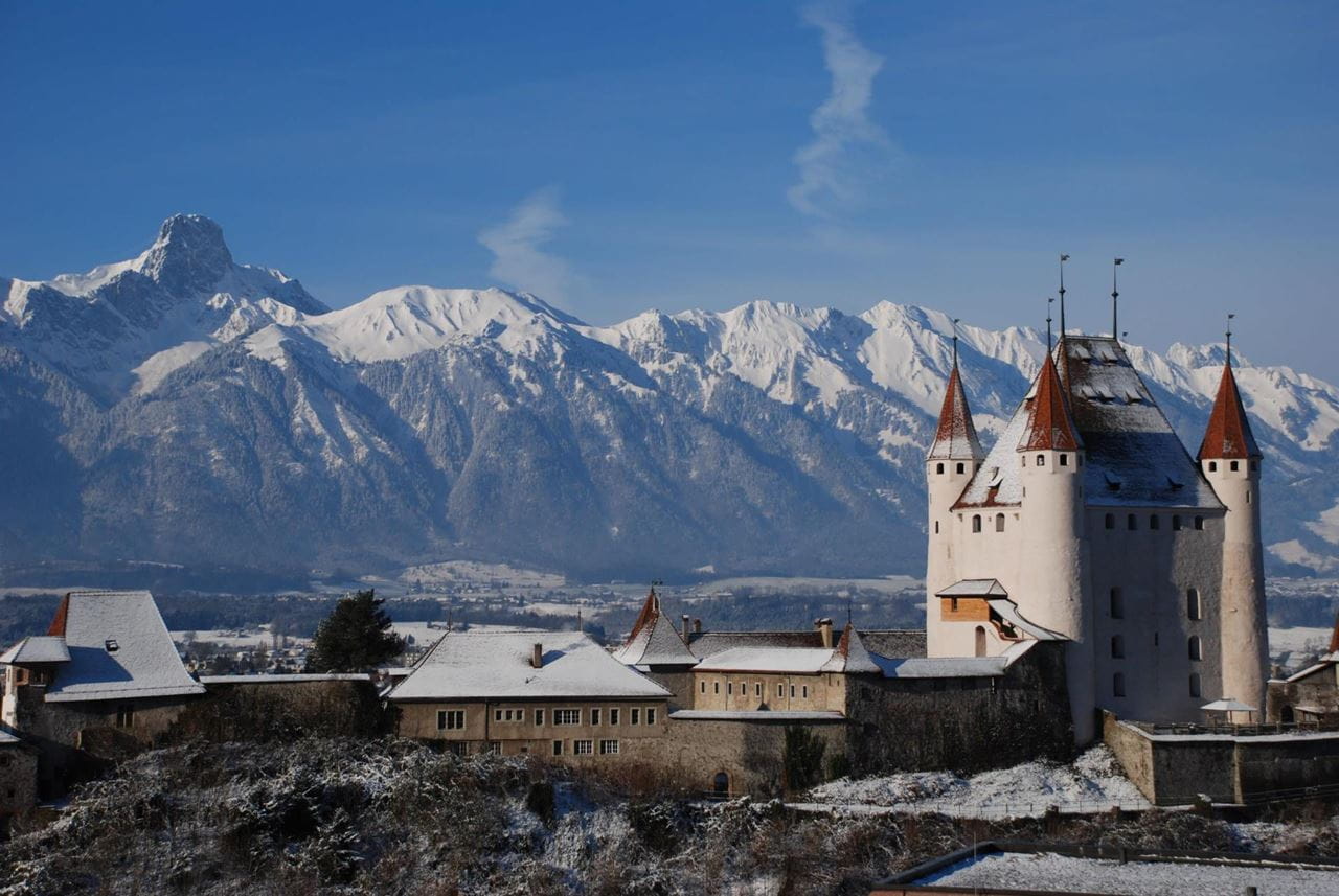 The castles of Lake Thun - Excursions by train